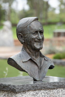 Barry Thornton Bronze Bust - Tamworth Regional Gallery