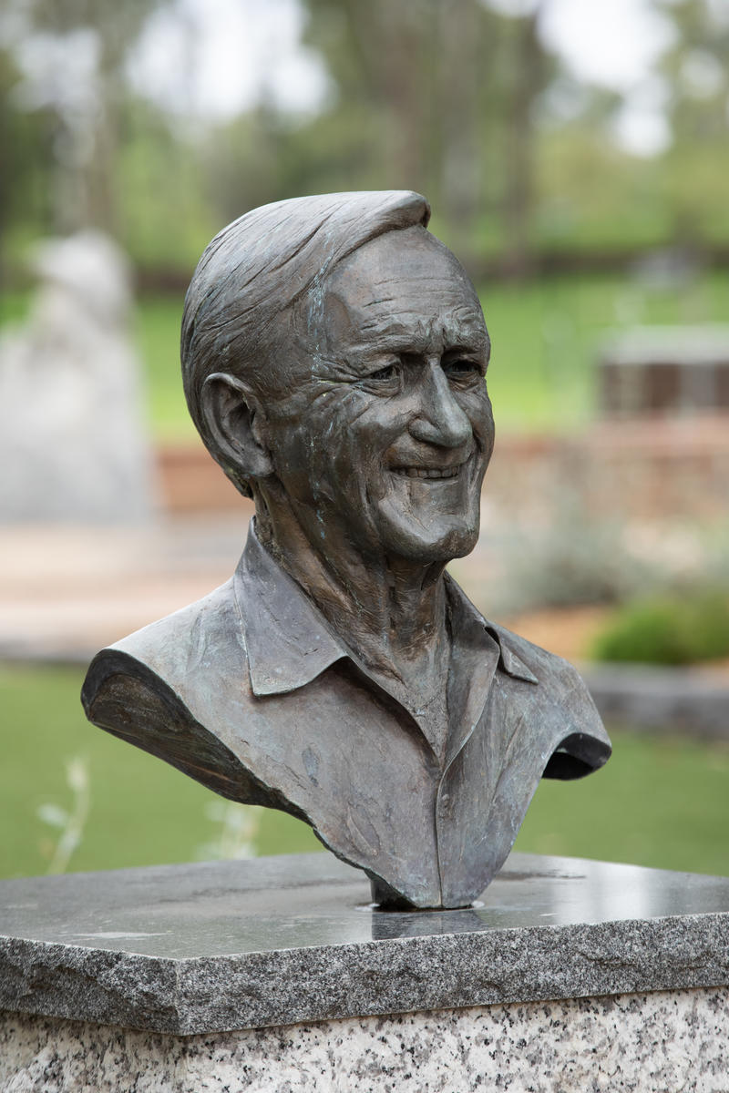 Barry Thornton Bronze Bust - Tamworth Regional Gallery